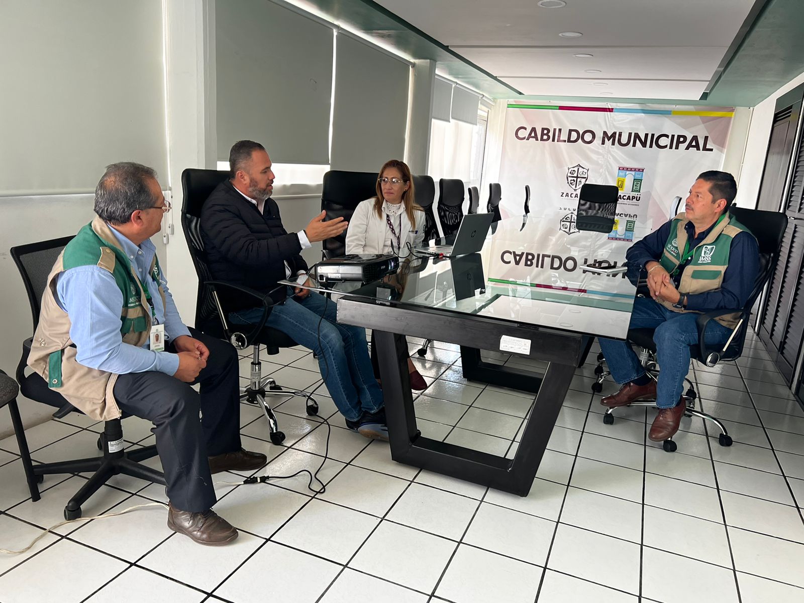 Presentan representantes de la SSA, al alcalde Luis Felipe León ...
